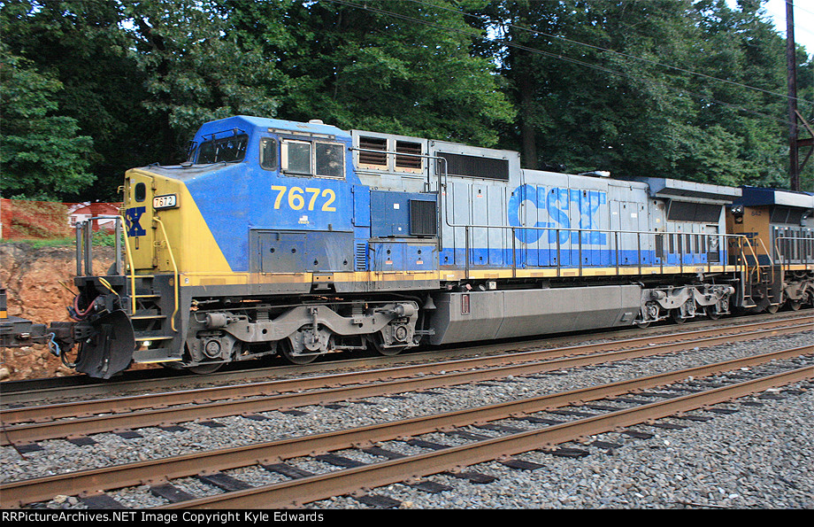 CSX C40-8W #7672 on Q409-27